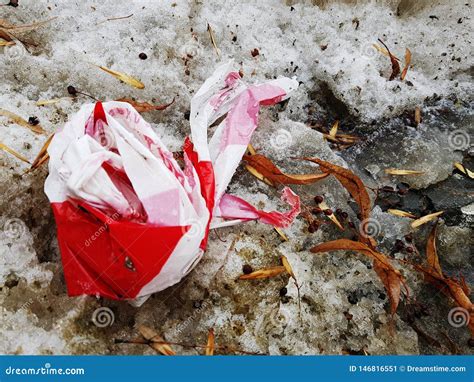 Sch Nes Zerknittertes Bauendband Das Auf Dem Schnee Im Winter Oder Im Fr Hling Liegt Stockbild