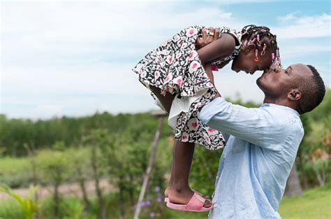 행복한 아프리카계 미국인 아버지와 딸 소녀 놀이는 외부 집 배경으로 활발하게 즐기는 비행기를 던진다 2 3 살에 대한 스톡 사진 및 기타 이미지 Istock