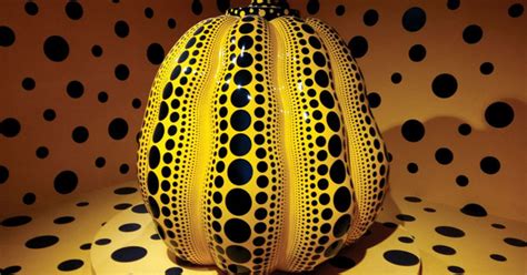 점으로 표현된 해 달 별 우주