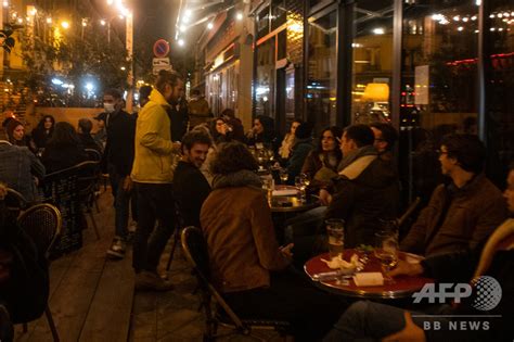 仏主要都市で夜間外出禁止令、前夜のパリは大みそかムードに 写真8枚 国際ニュース：afpbb News
