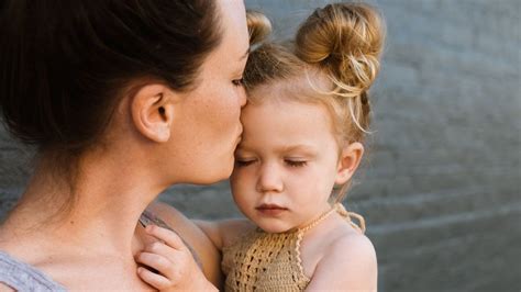 Parent Child Relationship बचच क सथ सटरग बनडग बनन क लए फल कर य आसन टपस