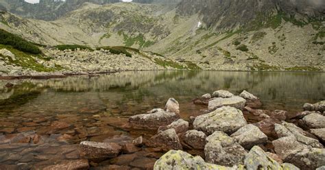 호수와 높은 봉우리가 있는 높은 산의 아름다운 풍경 하이 타트라스 슬로바키아 사진 Unsplash의 산 이미지