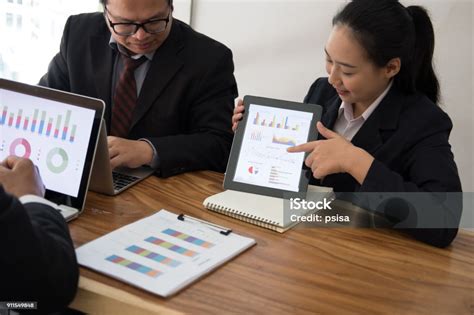 비즈니스 자문 회사 재무 보고서를 분석입니다 대차 대조표 데이터를 논의 하는 전문 투자자 사업 및 공동 작업 팀과 함께 시작