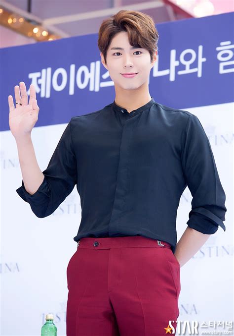 [스타포토up]박보검 손인사만으로 여성팬들을 심쿵시키는 잘 생긴 조각미남 스타저널