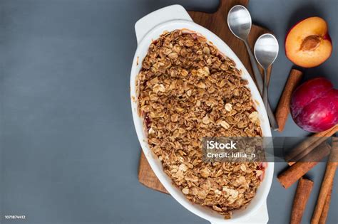 매 화 무너질 원형 또는 귀리와 선명 하 고 매 화와 향신료 제빵 요리 평면도 가로 복사 공간 가을에 대한 스톡 사진 및 기타 이미지 Istock