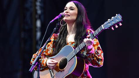 Snl Musical Guest Kacey Musgraves Dons Only Guitar And Boots In