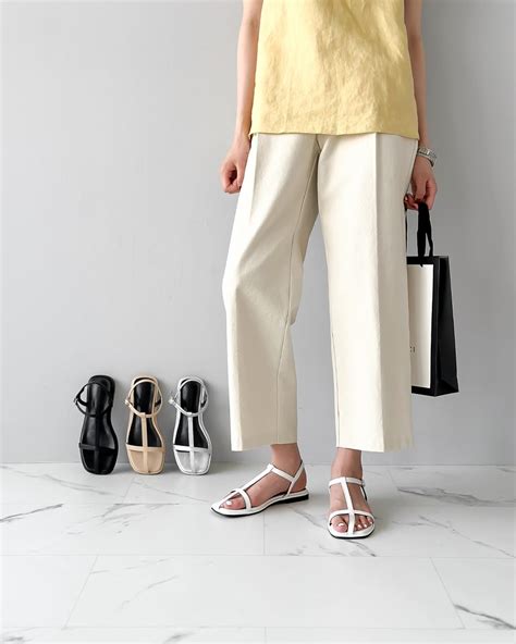 할리샵 L 여성신발 L 여성슈즈 L 신발쇼핑몰 쿨하게 오픈된 샌들로 올 여름 시원하게 연출해요 부드러운 스퀘어라인으로 캐주얼 하며 발목 스트랩 버틀은 핏조절이