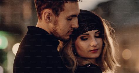 저녁 도시 전차 불빛에서 포옹하는 사랑에 빠진 세련된 집시 커플 여자와 남자를 포용 낭만적 인 프랑스 분위기의 순간 열정적