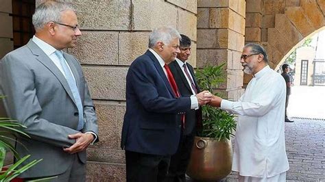 අලුත් අවුරුදු නැකැත් සීට්ටුව ජනපතිට පිළිගන්වයි අරුණ