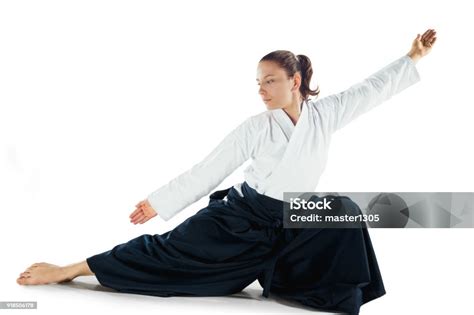 합기도 마스터 관행 방위 자세 건강 한 라이프 스타일과 스포츠 개념입니다 흰색 배경에 흰색 기모노 여자 합기도에 대한 스톡 사진