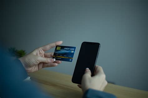신용 카드를 들고 컴퓨터를 사용하는 손 온라인 쇼핑 전자 상거래 인터넷 뱅킹 가정 개념에서 일하기 Brand Name Smart