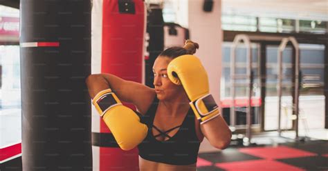 여자 복서 펀칭 가방 사진 Unsplash의 세르비아 이미지