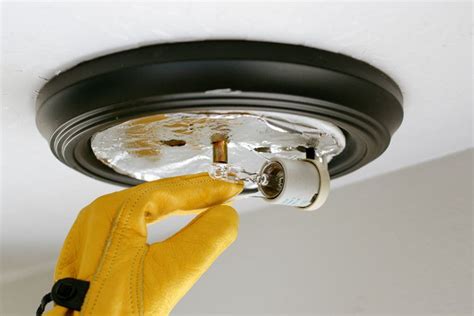 How To Remove A Broken Light Bulb 5 Methods
