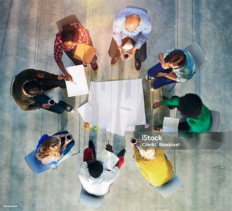 디자인 팀은 게획 프로젝트에 백색과 색팔레트 컨셉입니다 모임에 대한 스톡 사진 및 기타 이미지 모임 공중 뷰 팀워크