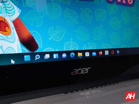 how to hide the taskbar on the new windows 11 os