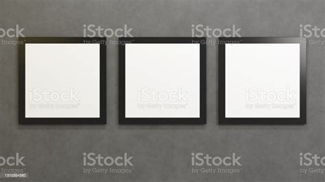 회색 콘크리트 벽에 걸려있는 세 개의 사각형 사진 검은 색 프레임 포스터의 템플릿 3d 렌더링 모형 액자에 대한 스톡 사진 및