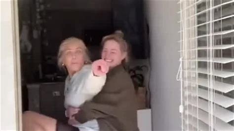 پسری که داره سعی میکنه مخ یه دخترو بزنه چون خیلی مستقل و کوله دختری