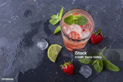 얼음 조각모히토 칵테일 여름 레모네이드 또는 아이스 티 한 잔 어두운 배경에 딸기 라임 민트와 상쾌한 시원한 해독 음료 건강한 식생활 텍스트용 오피 공간 0명에 대한 스톡