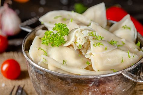 빈티지 소박한 그릇 접시 포크 나이프 숟가락 소금 향신료 신선한 허브 스탠드 와 거짓말 다른 각도 나무 절단 부엌 테이블에