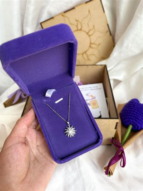 Box Con Collar Rapunzel Giratorio Plateado Cocoa Panda