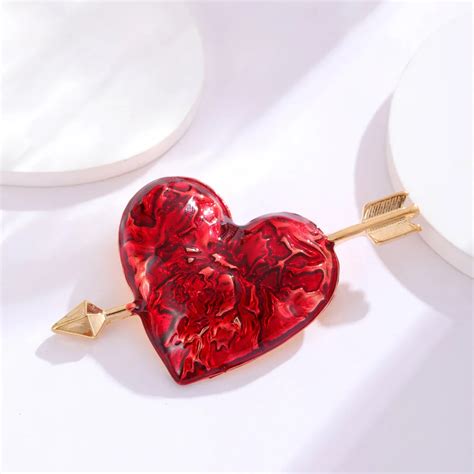 An Arrow Through The Cordiform Heart Brooch Pins Drip Oil Enamel Red Heart Business Suit Coat