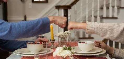 Maxwell Shows Us How To Set A Casual Table Casual Table Canvas Home Simple Table