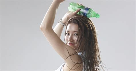 수지 명품 뒤태 드러내며 섹시 포즈 눈길