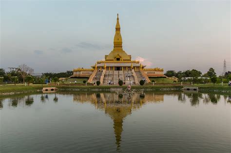 เจดีย์มหามงคลบัว