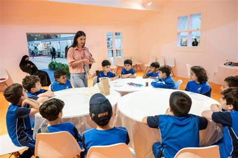 اصنع محرّكاً كهربائياً ورشة تجمع الصغار في الشارقة القرائي