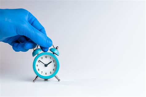 회색 배경에 알람 시계를 들고 메딕 사람 복사 공간을 복사합니다 스튜디오 샷 최소 의학 시간 개념 간호사에 대한 스톡 사진 및 기타 이미지 Istock