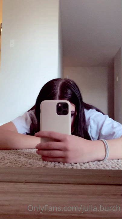 Julia Burch 🐰 Scrolller