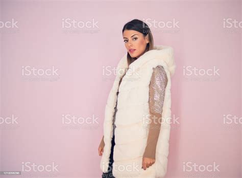 고립 된 분홍색 배경 위에 서있는 세련된 옷을 입고 젊은 아름다운 여자 갈색 머리에 대한 스톡 사진 및 기타 이미지 갈색 머리 건강한 생활방식 귀여운 Istock