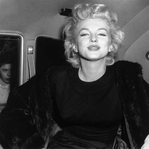 🔞marilyn Monroe Photographed Arriving Back In New York After Filming