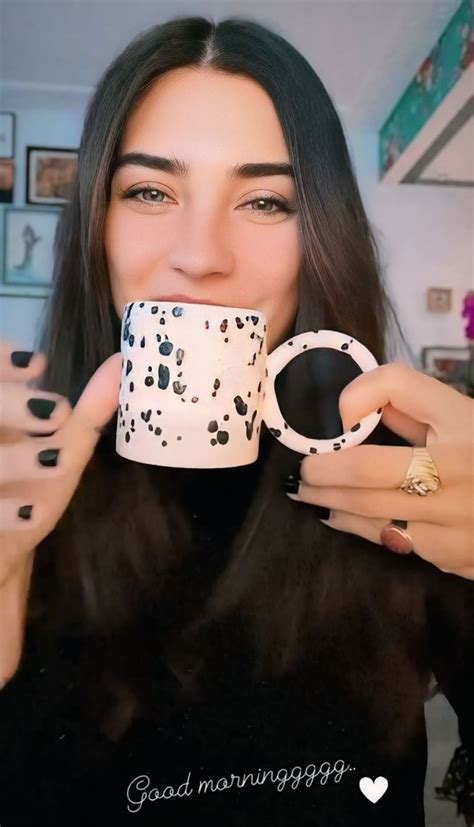 Tuba Buyukustun ‏ويمضي بنا العُمْر على رصيف الانتظار