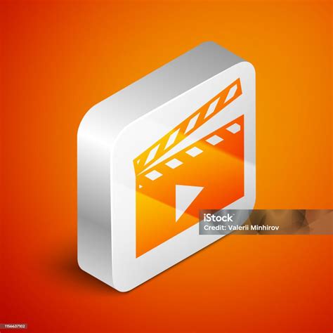 주황색 배경에 격리된 아이소메트릭 무비 클래퍼 아이콘입니다 필름 클래퍼 보드 아이콘입니다 클래퍼 보드 기호입니다 영화 제작 또는 미디어 산업 개념 실버 스퀘어 버튼 벡터