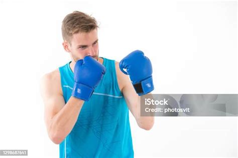 흰색 배경에 고립 된 권투 장갑에 스포츠맨 방어 위치에 트레이너 또는 코치 남자 전력과 에너지 체육관에서 스포츠 활동 이나 훈련 및 운동 권투 스포츠에 대한 스톡 사진 및