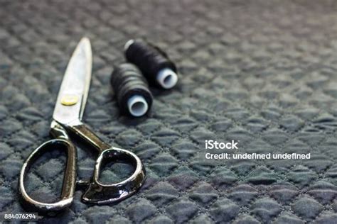 검은 누비이 불된 직물 클로즈업 사기가 위 및에 바늘과 스레드 가위에 대한 스톡 사진 및 기타 이미지 가위 강철 골무 Istock