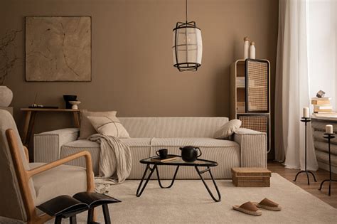 모형 포스터 프레임 모듈식 소파 트래버틴 커피 테이블 회색 안락의자 등나무 찬장 램프 및 개인 액세서리가 있는 따뜻한 거실 인테리어의 우아한 구성 가정 장식 템플렛 0명에