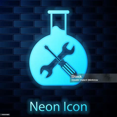 벽돌 벽 배경에 고립 된 스크루 드라이버와 렌치 아이콘으로 빛나는 네온 바이오 엔지니어링 조정 서비스 설정 유지 보수 수리 및 수정 벡터 일러스트 개념에 대한 스톡 벡터