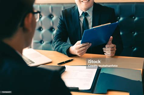 스마트 사업 전문 벌 집행 몸짓과 현대 사무실에서 작업에 대 한 직원 회의에서 이야기 하는 남자가 있다 경영자에 대한 스톡 사진 및 기타 이미지 Istock