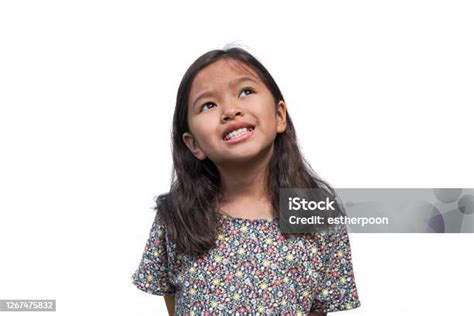 아름다움 햇빛 소녀 초상화 여름 야외를 즐기는 아시아 소녀 귀여운에 대한 스톡 사진 및 기타 이미지 귀여운 드레스 머리 Istock