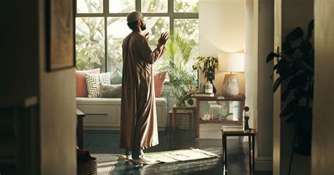 이슬람교 인간 그리고 영적 예배를 위해 집에서 신에게 기도하고 알라와 라마단 신앙을 찬양합니다 무슬림 종교 지침과 함께 용서 마음 챙김 및 금식 전통을 위한 사람이자 거룩한