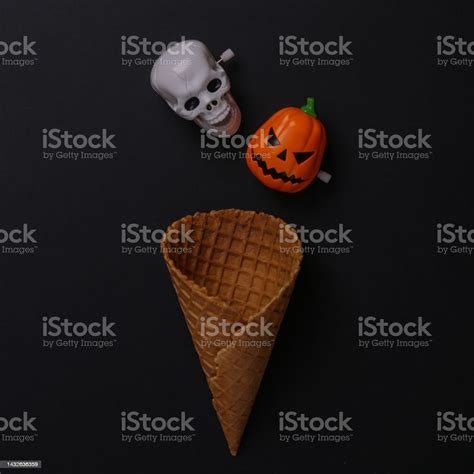 할로윈 최소 레이아웃 검은 배경에 잭 호박 머리와 해골이 있는 와플 콘 평면도 플랫 레이 0명에 대한 스톡 사진 및 기타 이미지