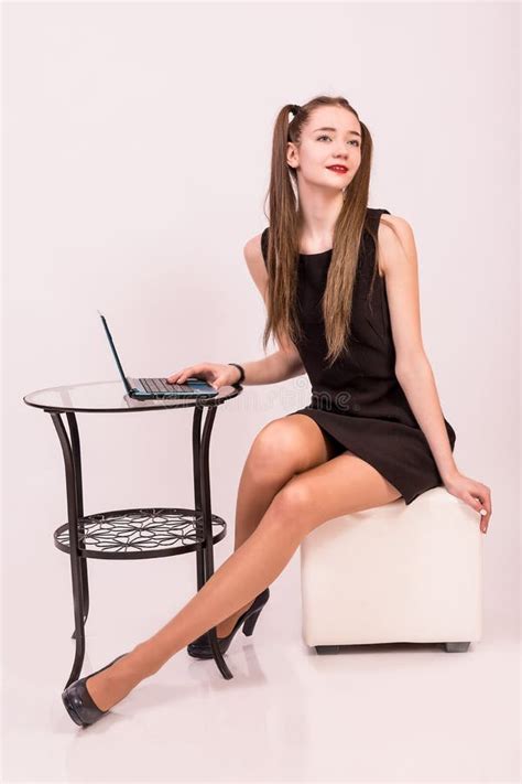 Junges Mädchen Mit Dem Langen Haar Im Kurzen Kleid Auf Weißem