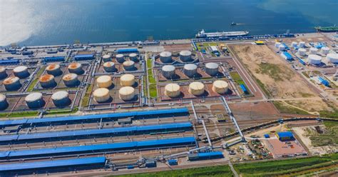 해변에 액체 연료를 저장하기위한 오일 탱크가있는 거대한 항구 사진 Unsplash의 산업 이미지