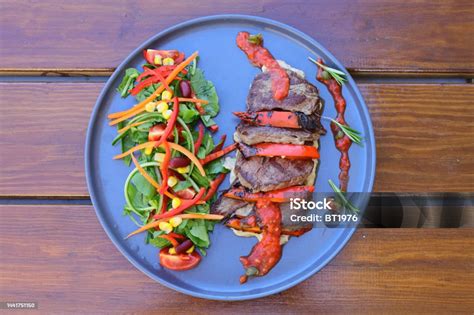 접시에 샐러드 튀긴 감자 소스를 곁들인 쇠고기 볶음 스테이크 음식과 야채 개념 레스토랑 및 메뉴 테마 레드 와인과 함께 0명에 대한 스톡 사진 및 기타 이미지 Istock