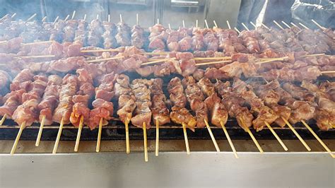 Souvlaki 또는 Suvlaki 연기와 함께 많은 불에 굽는 전통 그리스 Stree 음식 0명에 대한 스톡 사진 및 기타 이미지 Istock