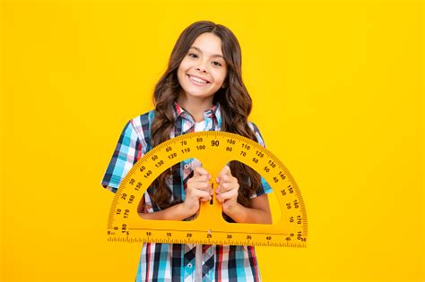 기하학 수업을위한 척도를 들고 십대 어린이 여학생 높이 측정 측정 장비 아이 학생 공부 수학 지식의 날 8 9 살에 대한 스톡 사진 및 기타 이미지 Istock