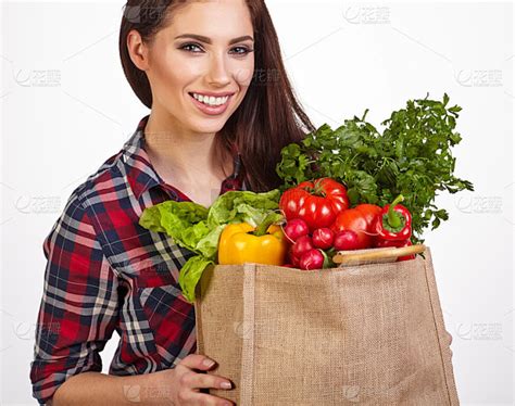 女人的购物袋里装满了健康蔬菜