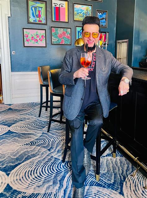 Evgeni Старомодната ми вечер жалка е кацнала върху дъжда От скука дояжда близалките на